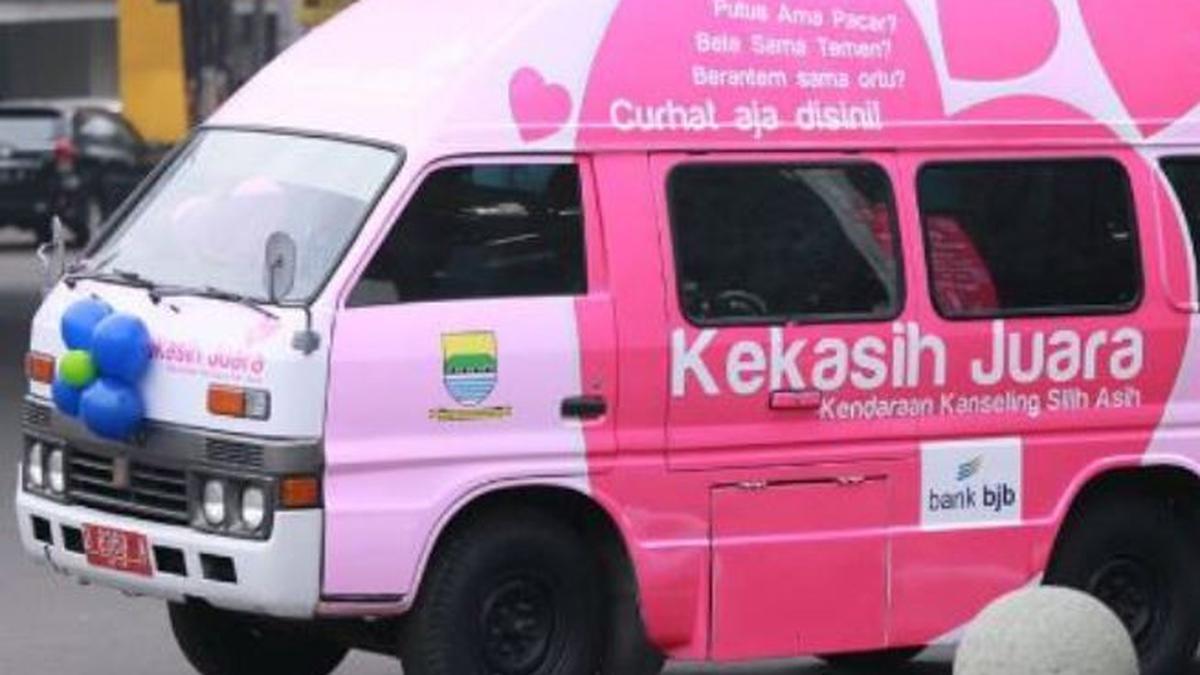 Kekasih, Mobil Merah Muda Tempat Curhat Orang Bandung