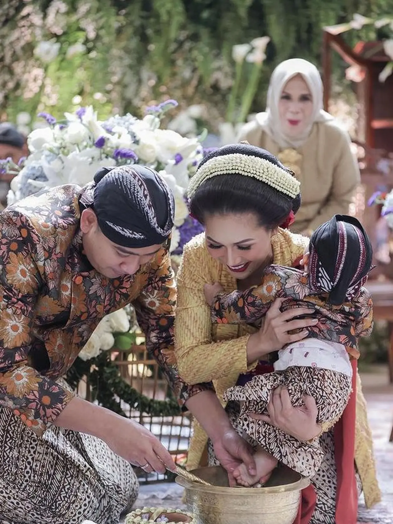 Kental Adat Jawa, Ini 7 Momen Tedak Siten Anak Tata Jeneeta dan Brotoseno - Hot Liputan6.com