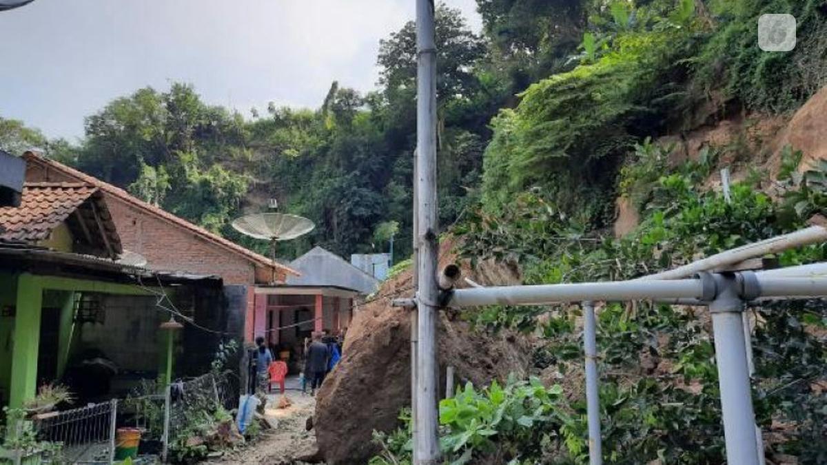 Batu Padas Besar Itu Tiba-Tiba Longsor - Regional Liputan6.com