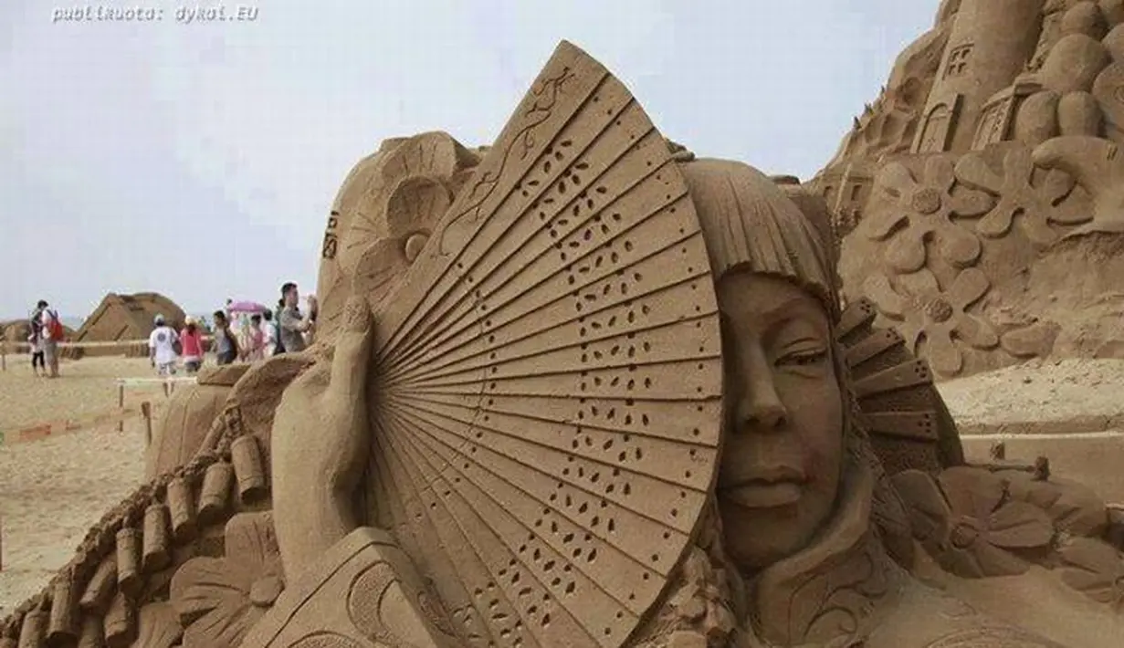 Ukiran Pasir Tak Hanya Unik Tapi Juga Mengagumkan - Photo Fimela.com