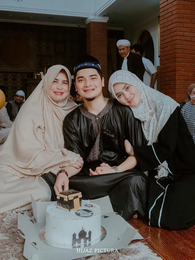 7 Potret Kompak Umi Yuni dan Alvin Faiz, Jenguk Yusuf hingga Umrah Bareng: Istri Pertama ...