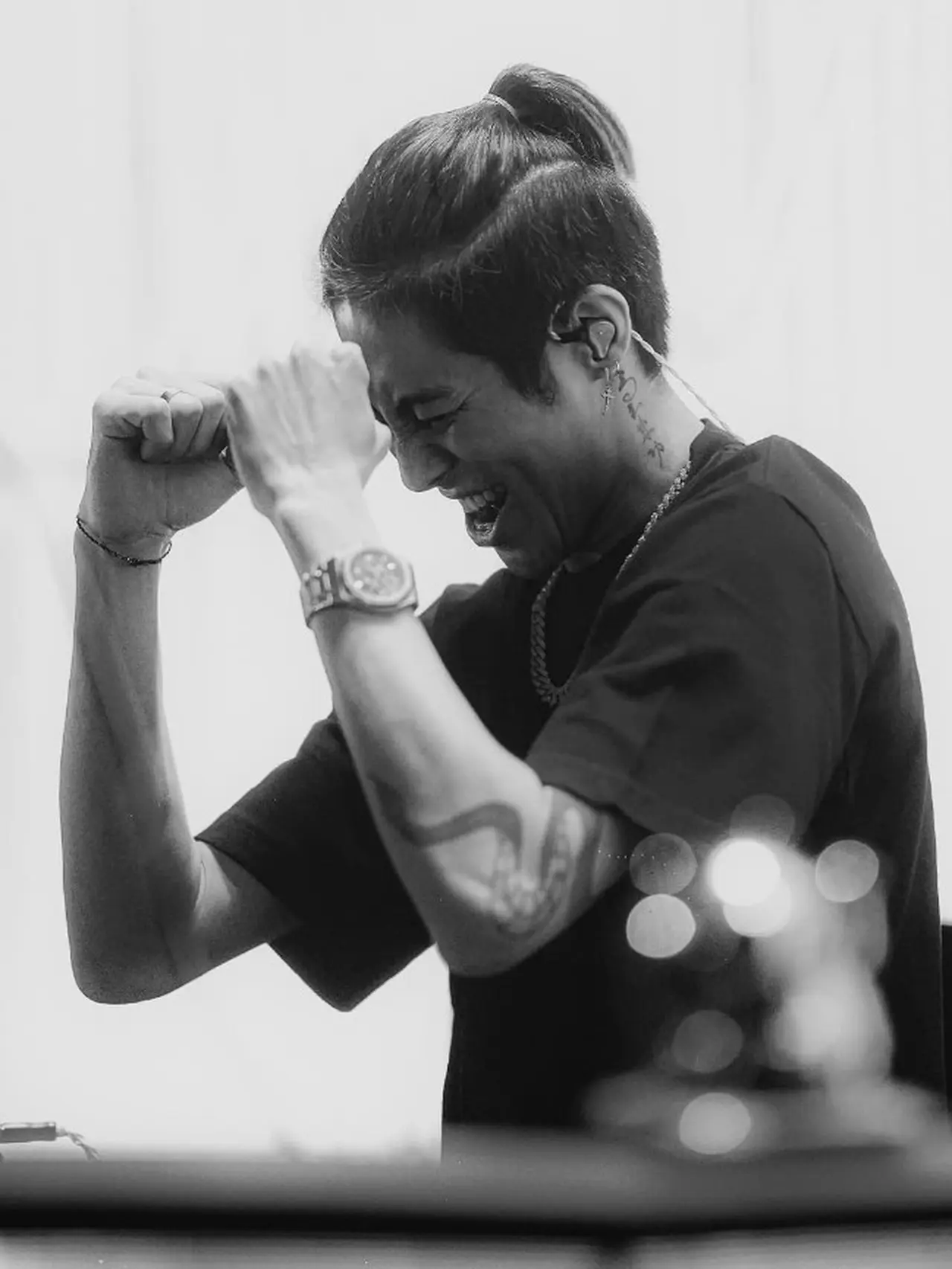 Gaya Rambut DJ Panda dengan Potongan Man Bun Undercut yang Jadi Ciri ...