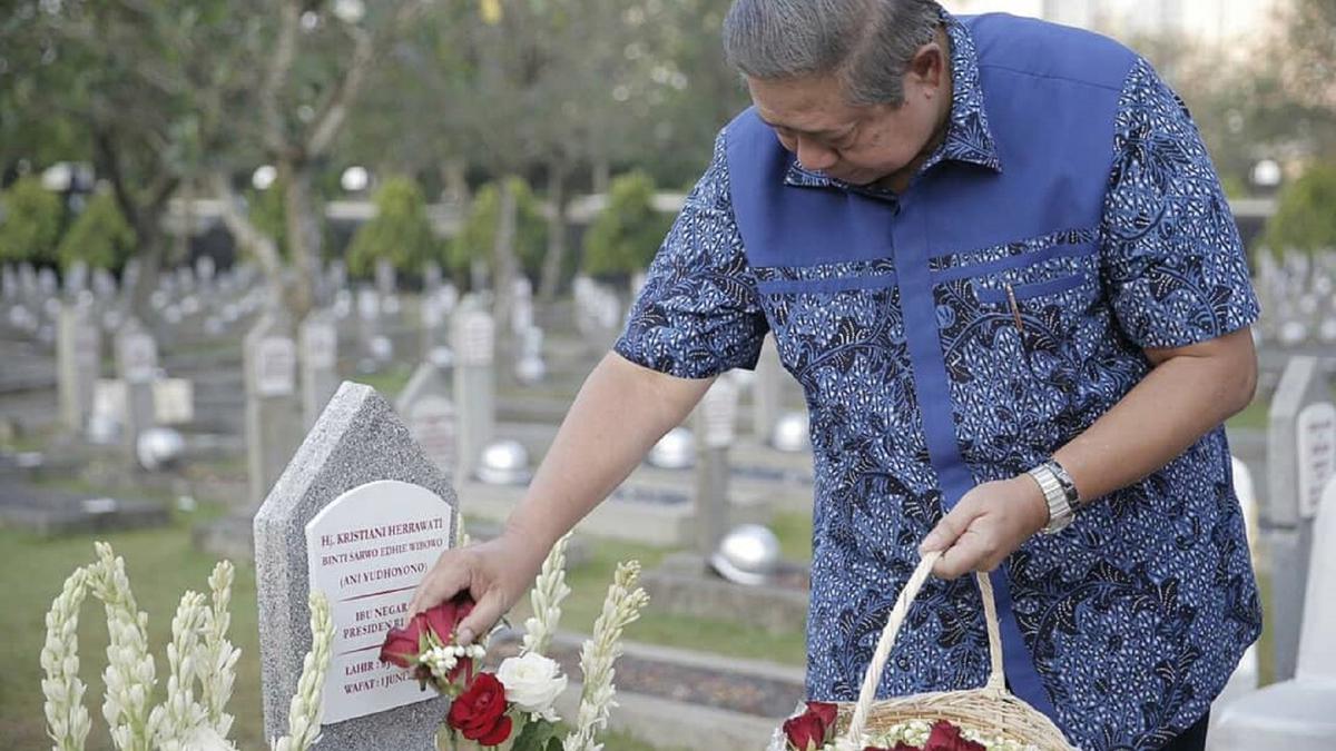 Momen Haru Saat SBY Menabur Bunga Kesukaan Ani Yudhoyono