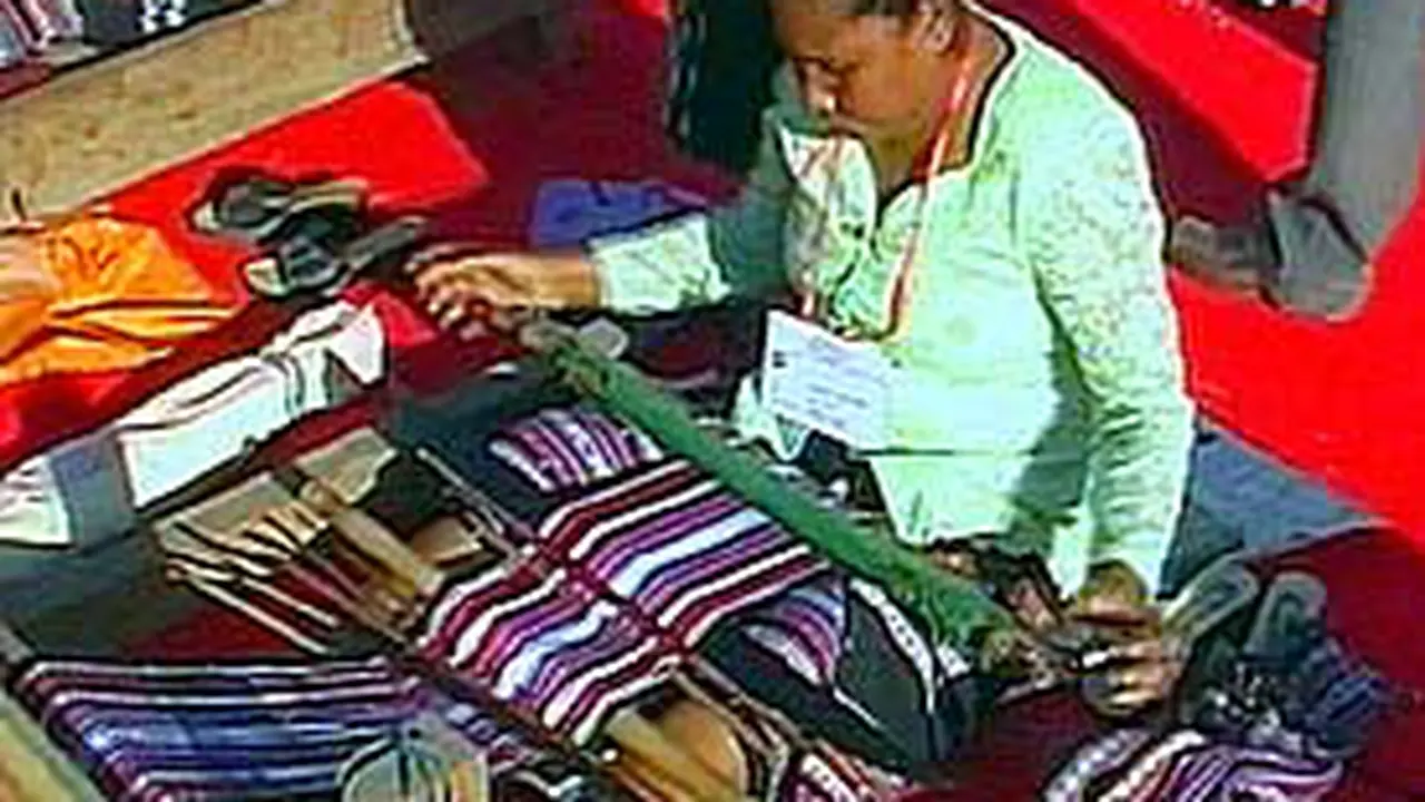 Kain Tenun Alor dengan Pewarna Alami - News Liputan6.com