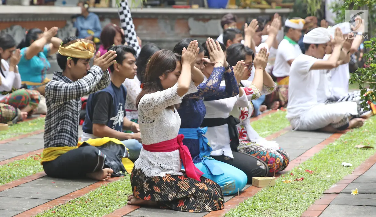FOTO: Hari Raya Nyepi, Umat Hindu Sembahyang di Pura Aditya Jaya - Foto ...