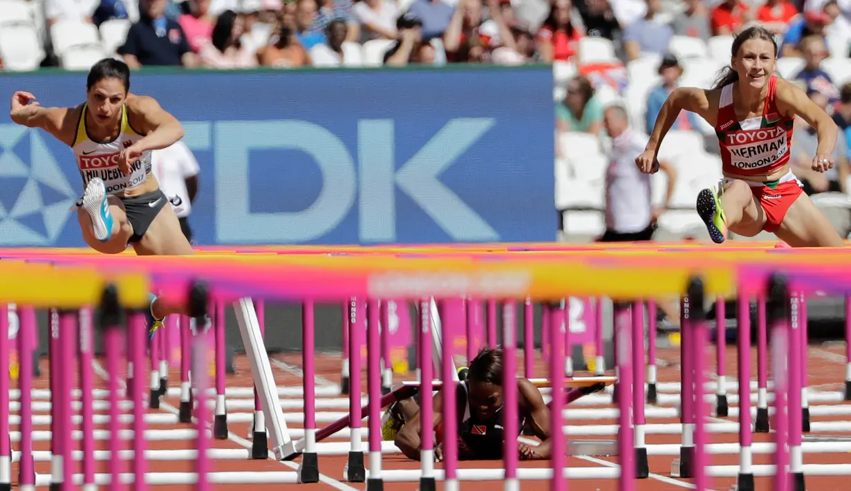 PHOTO: Detik-Detik Atlet Lari Halang Rintang Jatuh Hingga Ditandu ke ...