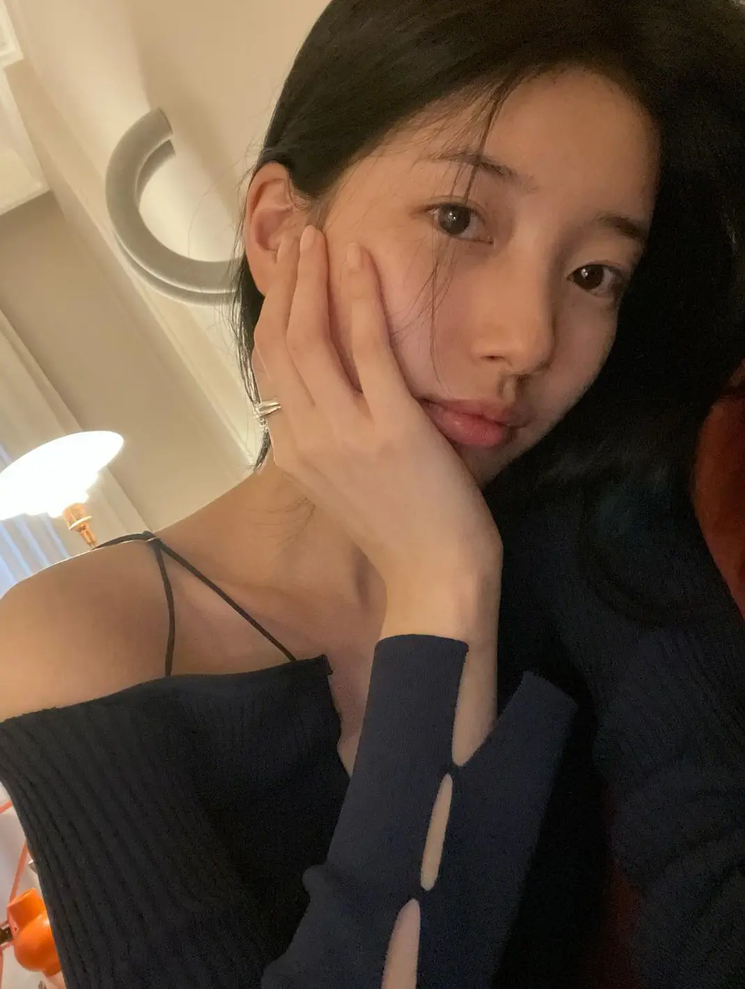 Potret Bae Suzy Pamer Wajah Manis Sambil Menopang Dagu, Bukti Visualnya ...