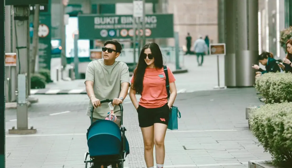 Potret Denny Caknan dan Bella Bonita Liburan Bareng Buah Hati di Malaysia - Foto Liputan6.com