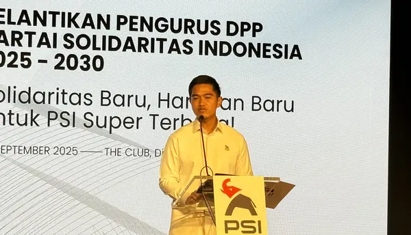 Aksi Berani Emak-Emak Kerudung Pink di Tengah Ricuh Demo Depan DPR Mencuri Perhatian - News ...