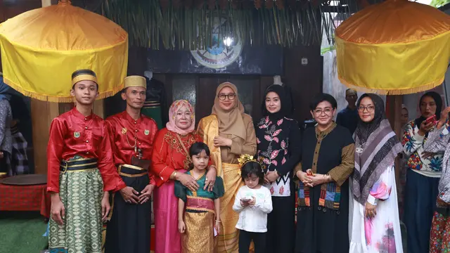 Bupati Ipuk Fiestiandani Menerima Gelar 'Daeng Malolo' dari Masyarakat ...