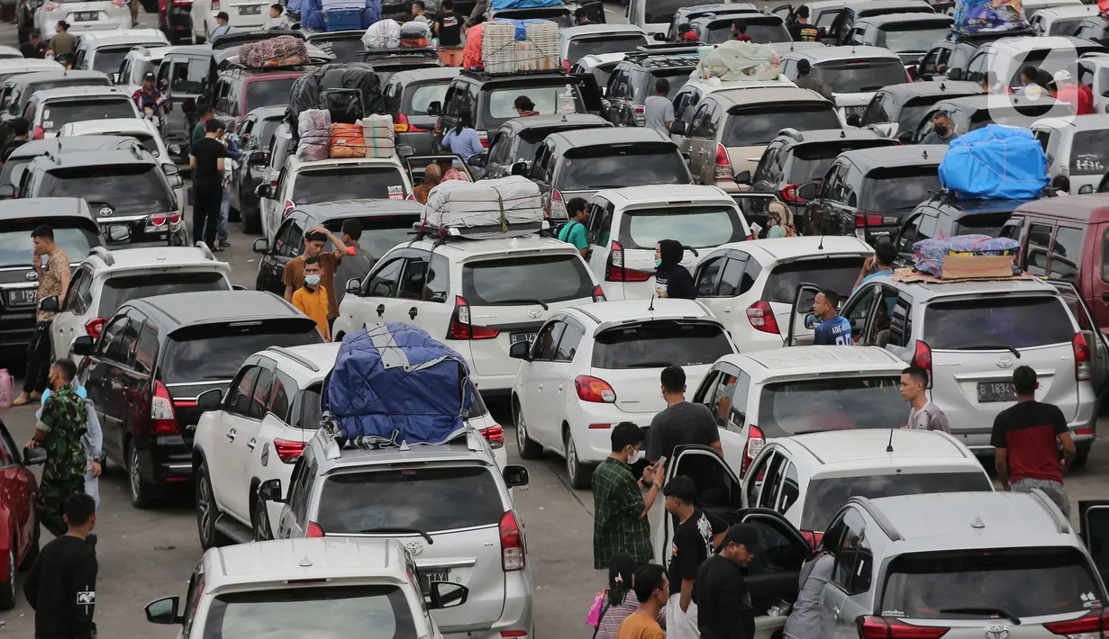FOTO: Terjebak Macet Berjam-jam, Pemudik Beristirahat Setibanya di Merak - Foto Liputan6.com