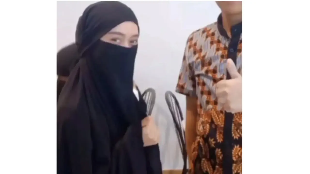 6 Potret Terbaru Lesti Kejora Tersenyum Saat Umrah, Ramah Ketemu Fans ...