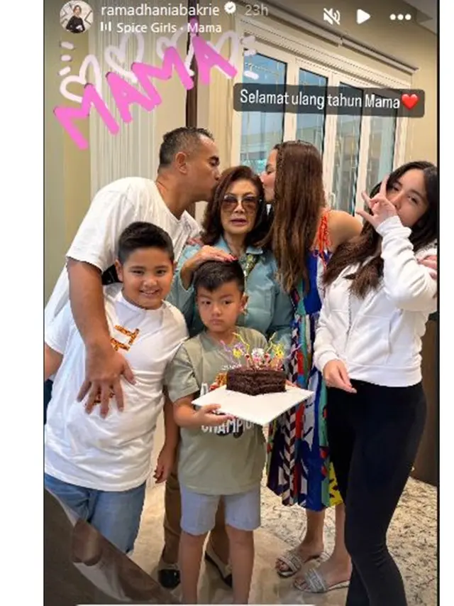 6 Potret Perayaan Ultah Ibu Mertua Nia Ramadhani, Mikhayla Jadi Pembawa Kue - Hot Liputan6.com