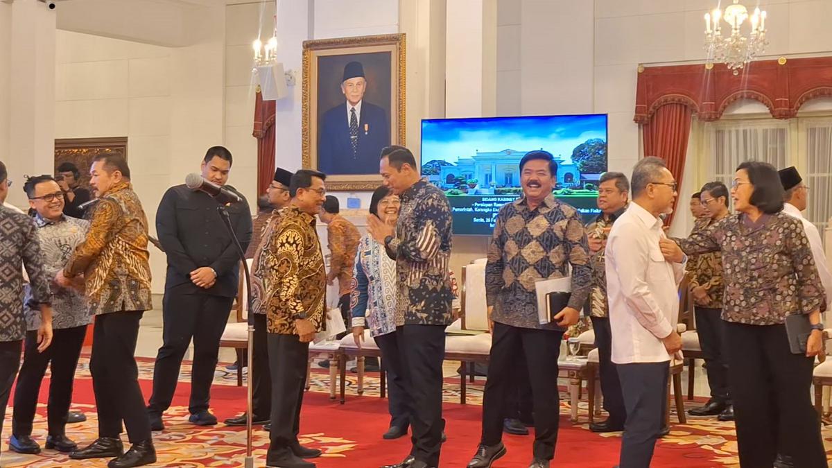 Salaman dengan AHY, Moeldoko: Namanya juga Rekan Satu Kabinet - News ...