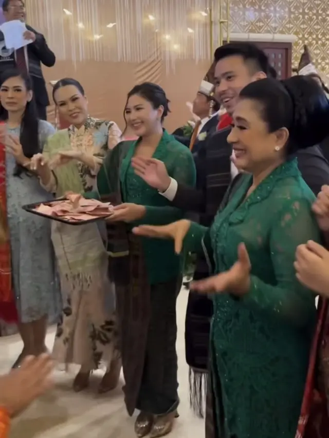 6 Tampilan Jessica Mila Dibalut Kebaya Hijau Brokat Dipadukan Kain Ulos saat Hadir di Acara Adat ...