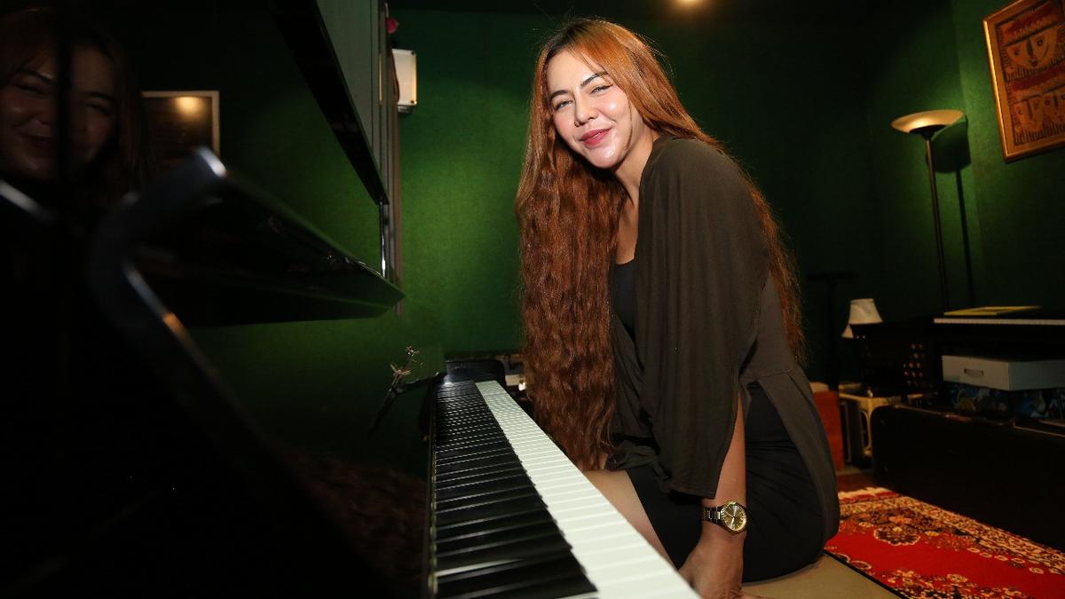 Ratu Rizky Nabila Rilis Single Waktu Yang Salah, Representasi Curhatan ...