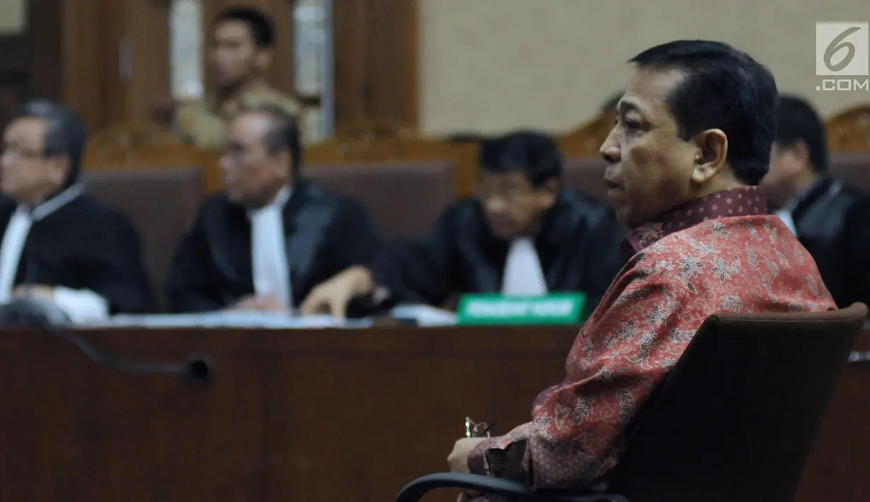 FOTO: Usai Bacakan Nota Pembelaan, Setya Novanto Bagikan Buku - Foto ...