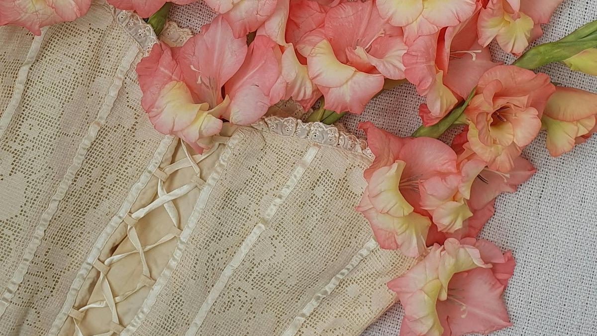 8 Jenis-Jenis Korset yang Populer dan Manfaatnya