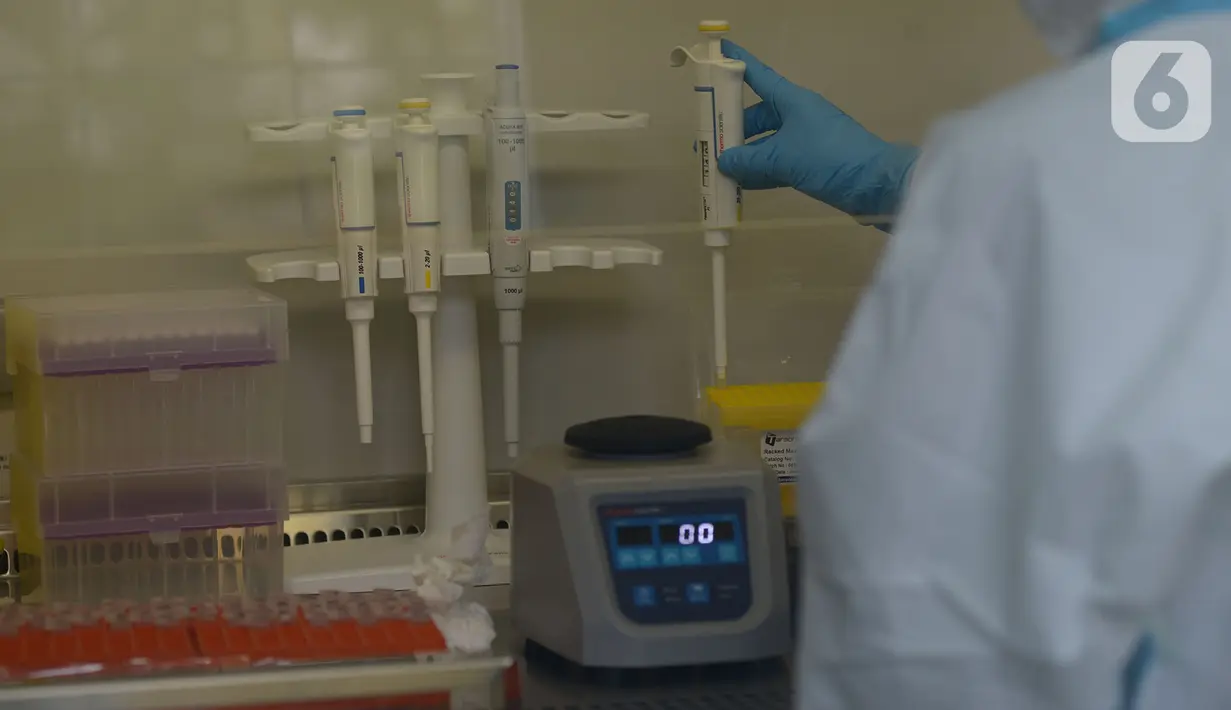 FOTO: Intip Lab Pemeriksaan PCR COVID-19 di Jakarta - Foto Liputan6.com
