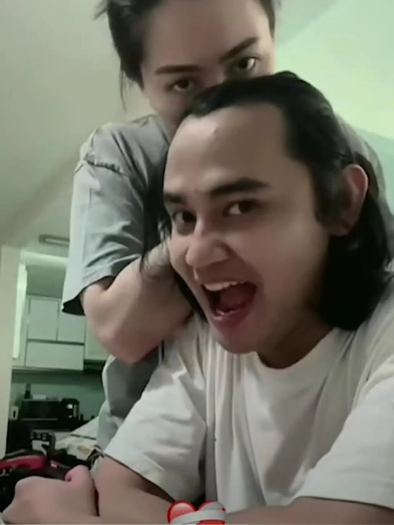 Nathalie Holscher Santai Cium TikTokers Yogi Ilham saat Live di Media Sosial, Diduga Pacar ...