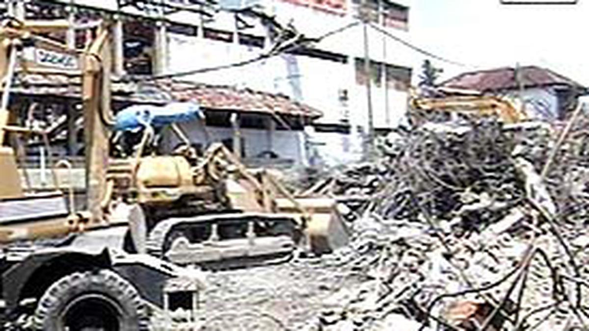 Puing-Puing di Kuta Hampir Rampung Dibersihkan - News Liputan6.com