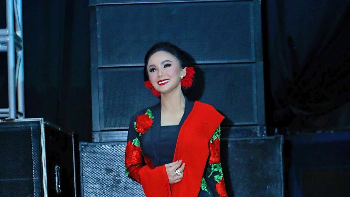 11 Model Kebaya Kutu Baru Yuni Shara dari Model Klasik-Modern