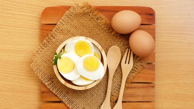 Cara Mengupas Telur Rebus Agar Tidak Lengket - Lifestyle Fimela.com