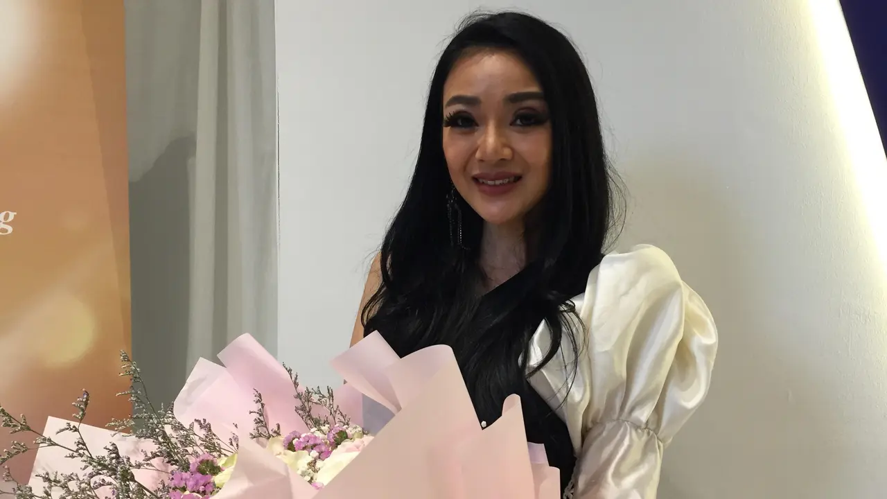 Desainer Asal Surabaya Diana Putri Membuat 4 Baju untuk Carrie ...