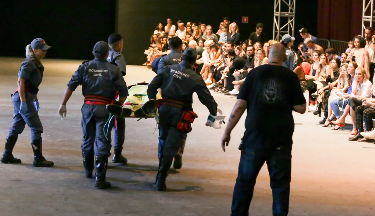 FOTO: Model Brasil Meninggal di Catwalk Sao Paulo Fashion Week - Foto ...