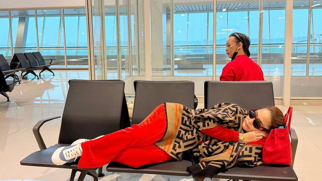 6 Potret Inul Daratista Tidur di Bandara Saat Show ke Luar Kota ...