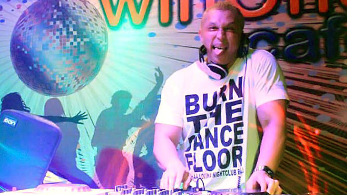 Hilangkan Stres, Bang Tigor Nge-DJ - ShowBiz Liputan6.com