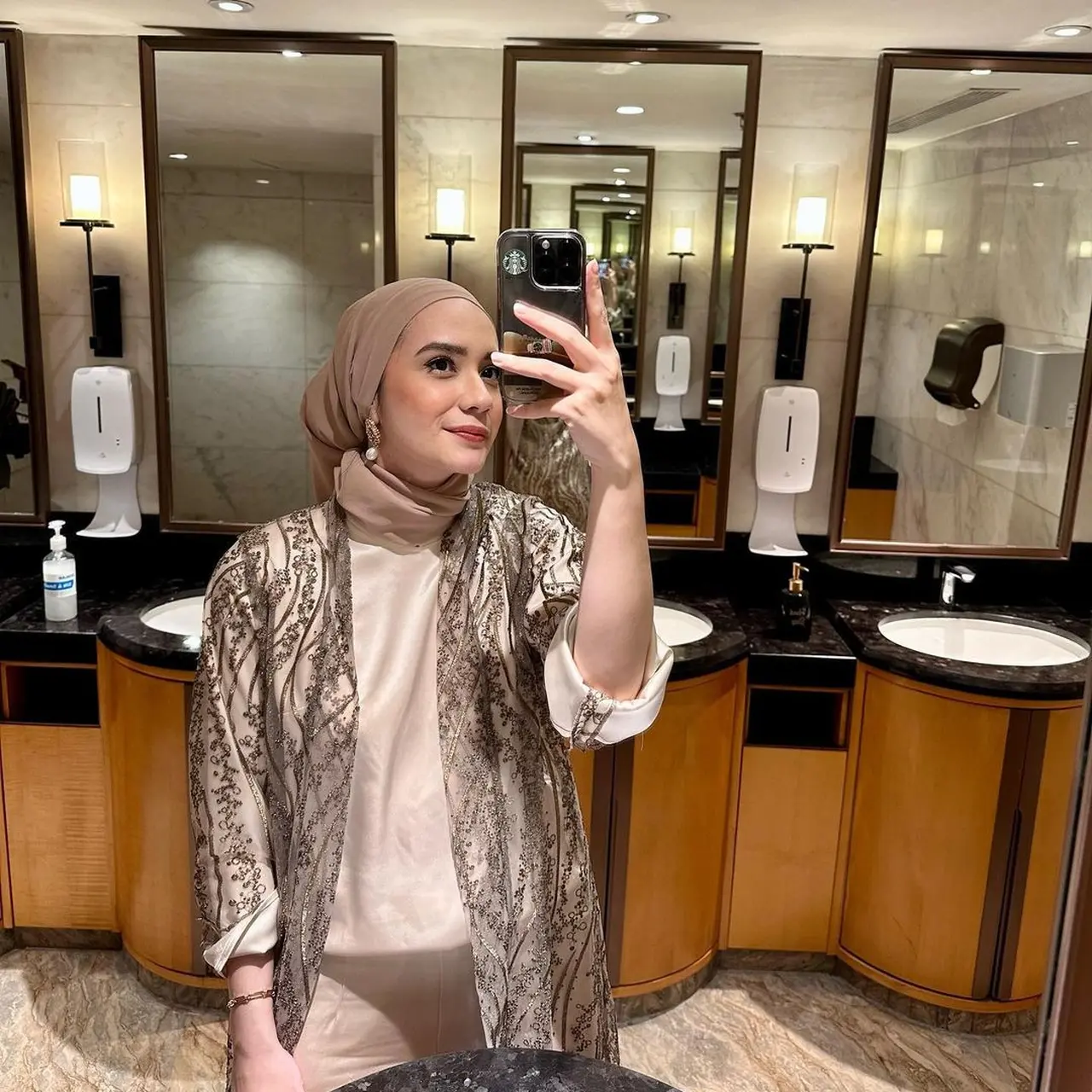 Berhijab Usai Mualaf, Ini 6 Potret Putri Anne yang Kini Diduga Lepas ...