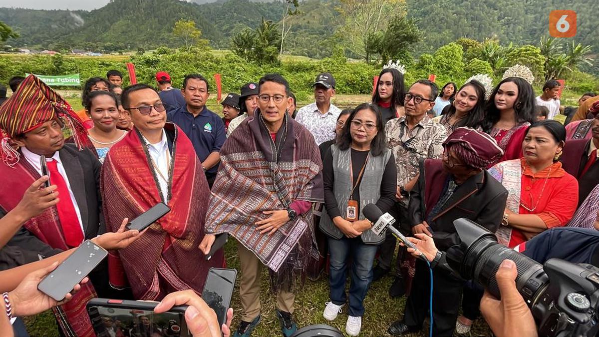 Sandiaga Uno Dipakaikan Ulos Ragi Hotang Saat Berkunjung ke Desa Wisata ...