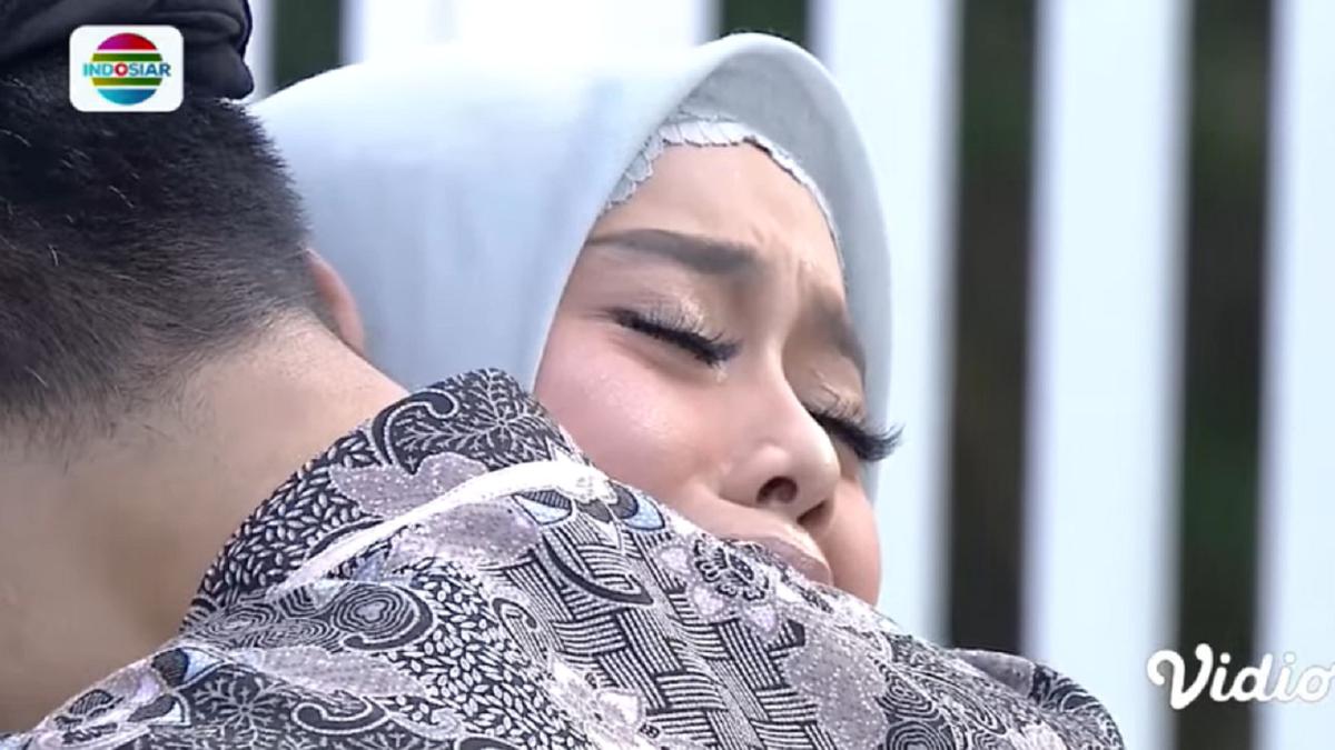 Lesti Kejora Nangis di Pelukan Ayahnya Saat Minta Restu Menikah dengan ...
