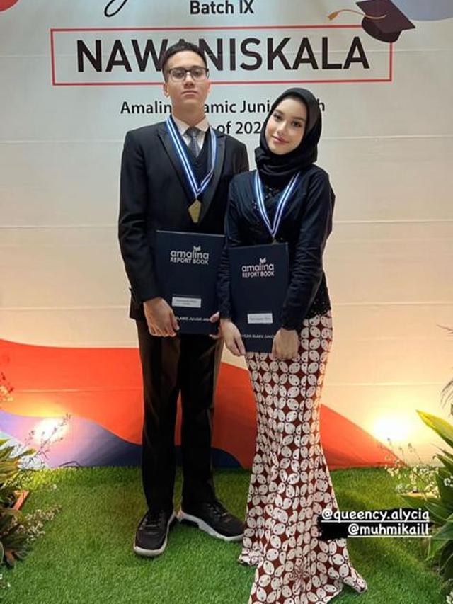 6 Momen Wisuda Anak Kembar Fadlan Muhammad, Dihadiri Mantan Istri