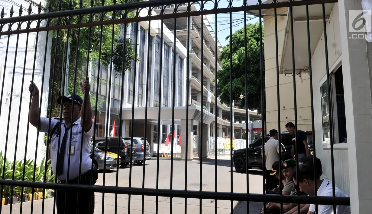 FOTO: Penjagaan Ketat Kantor DPP Partai Golkar - Foto Liputan6.com