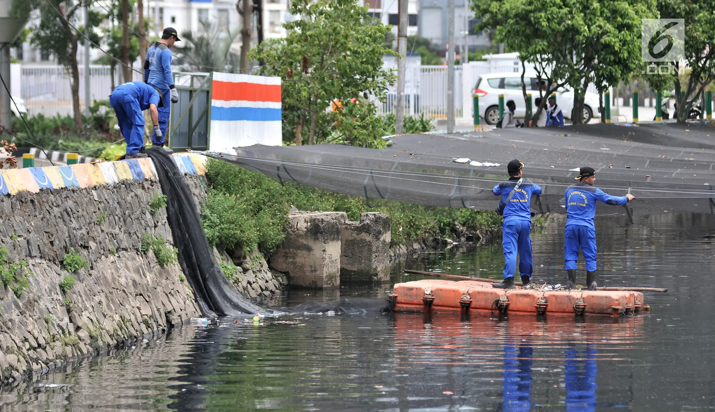 FOTO: Banyak Sampah, Jaring Kali Item Dicopot - Foto Liputan6.com