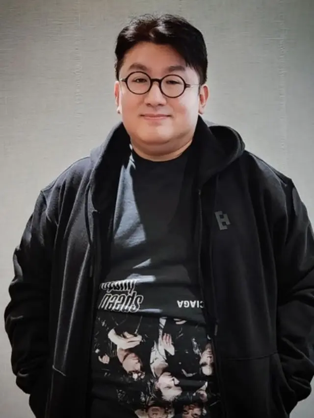 Bos HYBE Bang Si Hyuk Terlibat Skandal, Diduga Berlibur dengan 2 ...