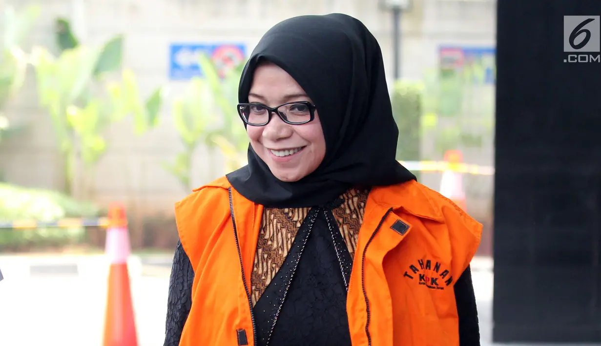 FOTO: Kembali Diperiksa KPK, Eni Saragih Senyum-Senyum - Foto Liputan6.com