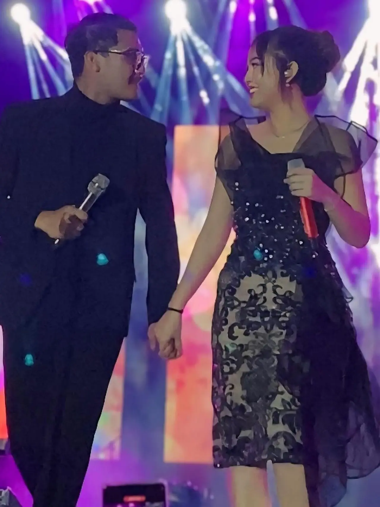 8 Potret Romantis Happy Asmara dan Gilga Sahid di Panggung, Sebut Sudah Sah - Hot Liputan6.com