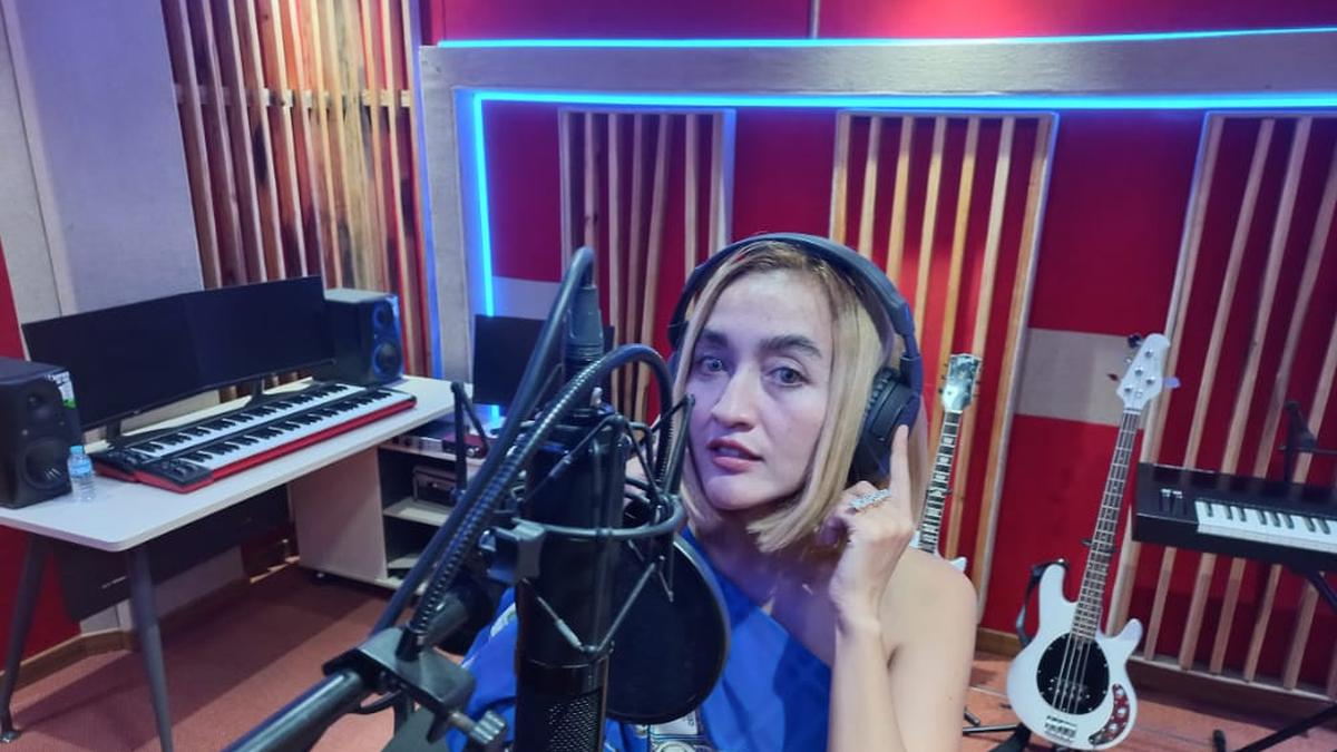 Indah Sari Tampil Seperti Kylie Minogue di Videoklip Lagu Terbarunya ...