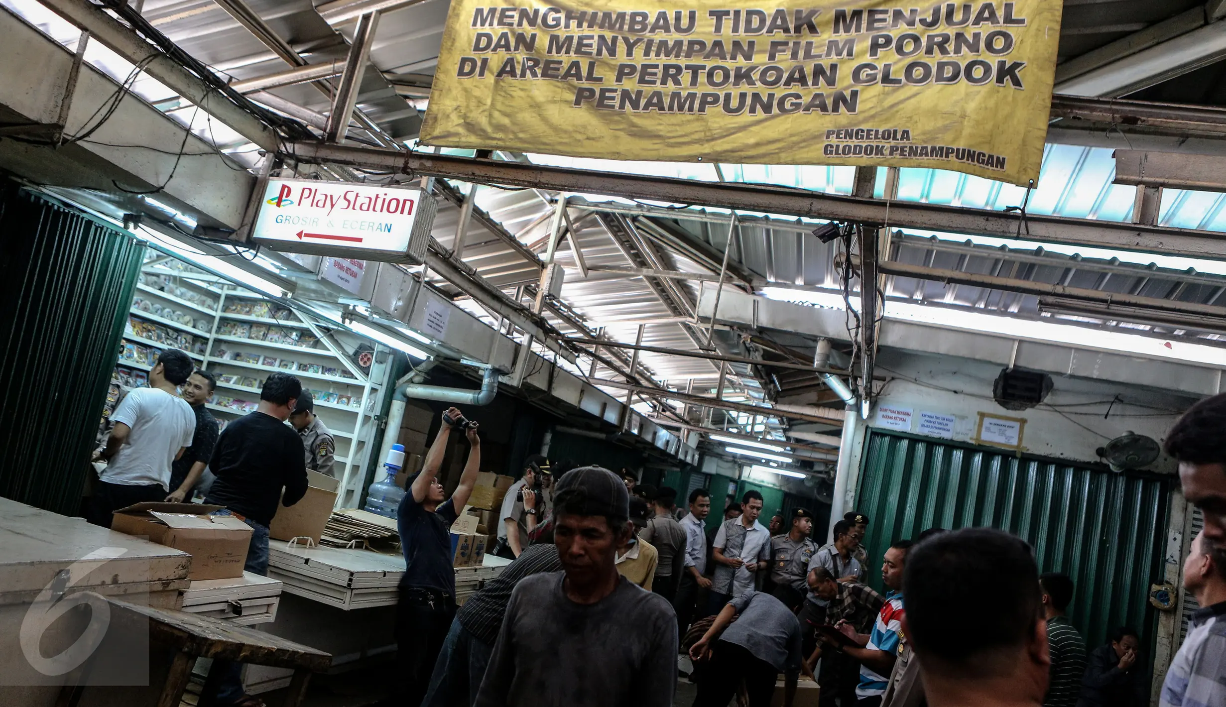 Ribuan Keping VCD dan DVD Bajakan Diamankan Saat Razia di Glodok - Foto ...