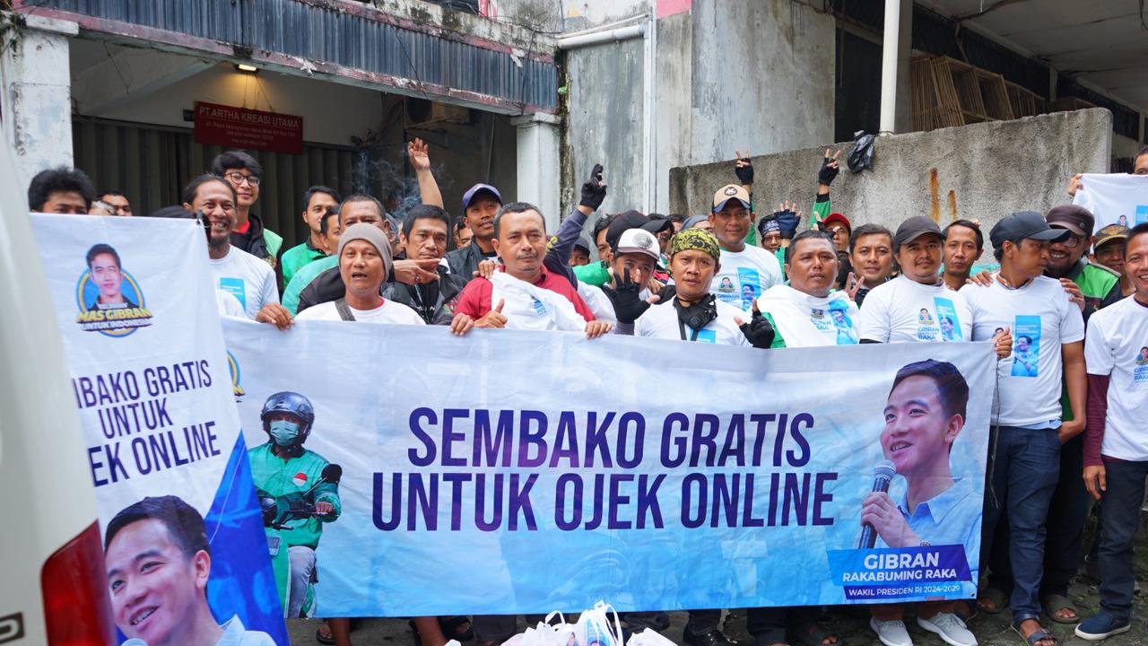 Peduli Driver Ojek Online, Relawan Mas Gibran Bagikan Bantuan Sembako ...