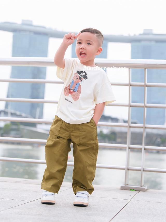 5 Potret Terkini Rayyanza Bergaya ala Anak Skena, Outfitnya Kece Abis!