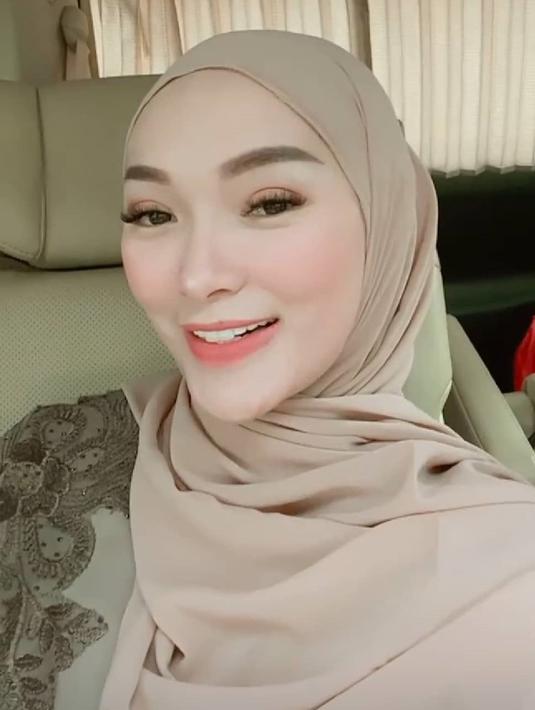 Pesona Zaskia Gotik dalam Balutan Hijab, Tuai Pujian - Foto Liputan6.com