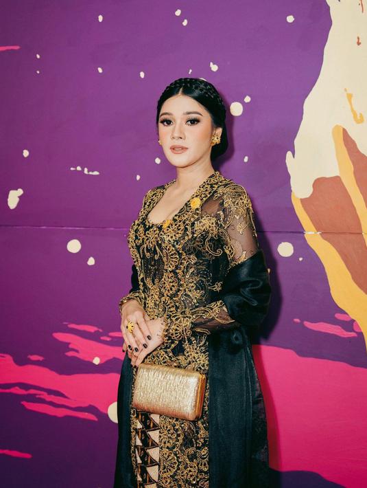 10 Potret Ragam Kebaya Hitam yang Mewah dan Elegan dari Naysilla Mirdad ...