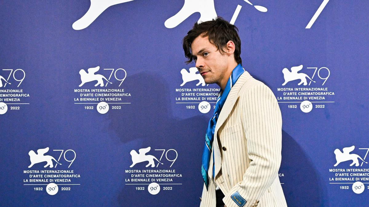 Gaya Retro Harry Styles Saat Hadiri Venice Film Festival 2022
