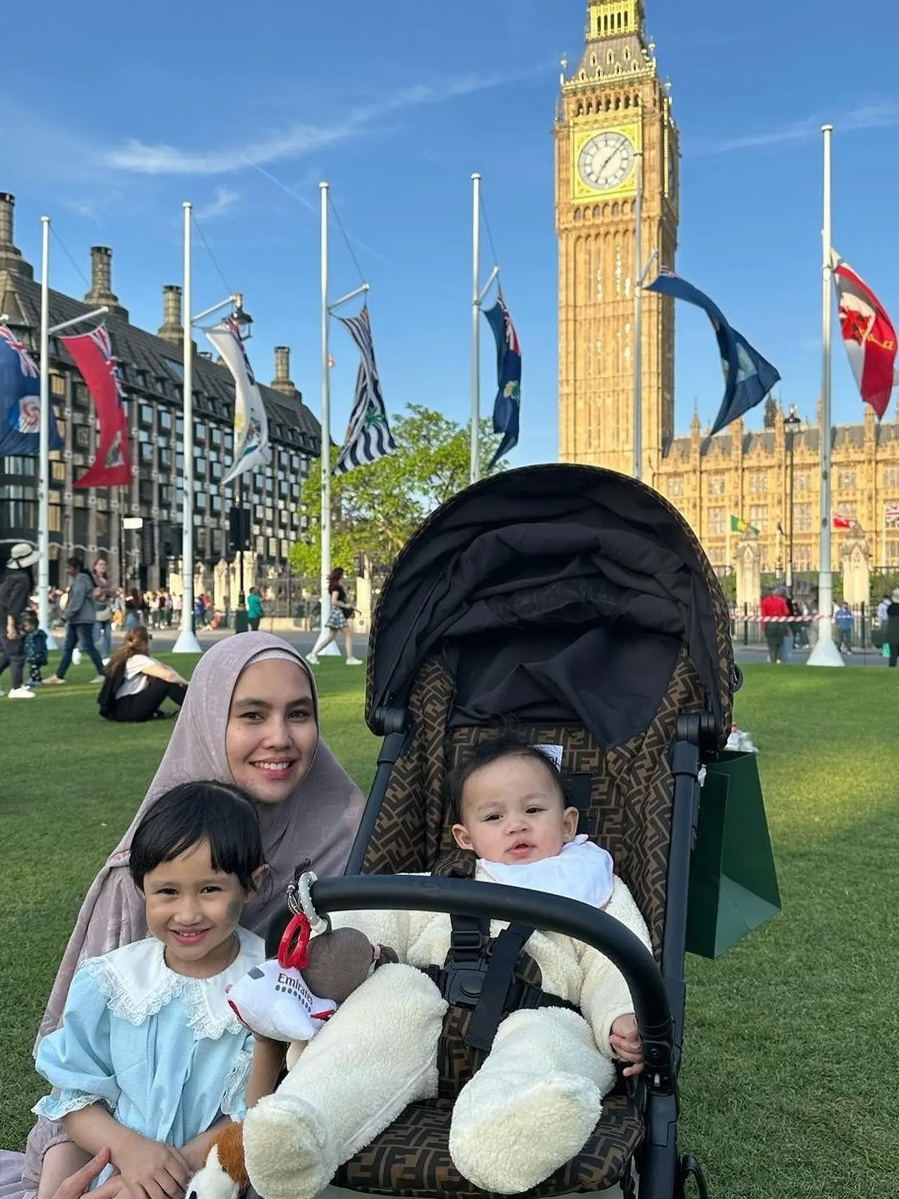 7 Potret Khalisa Anak Kartika Putri saat Liburan di London, Pipinya Jadi Sorotan - Entertainment ...