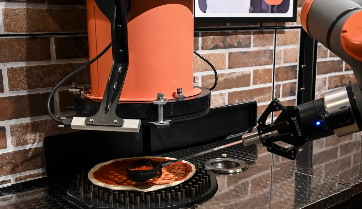 FOTO: Aksi Pazzi, Si Robot Canggih Pembuat Pizza - Foto Liputan6.com