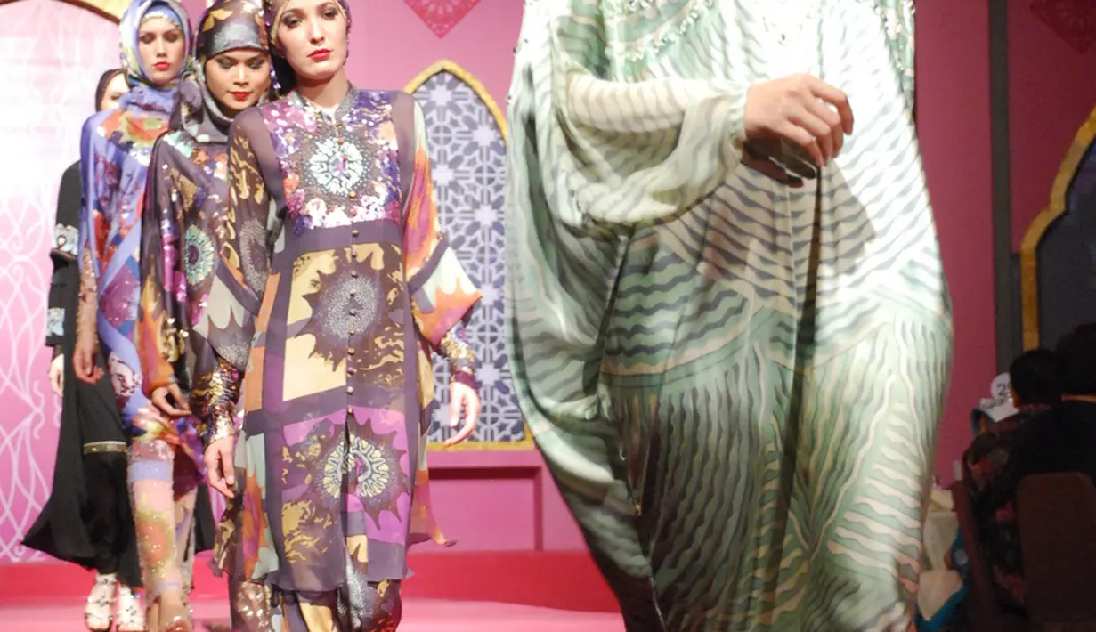 Milo, Embroidered Empire I - Photo Fimela.com